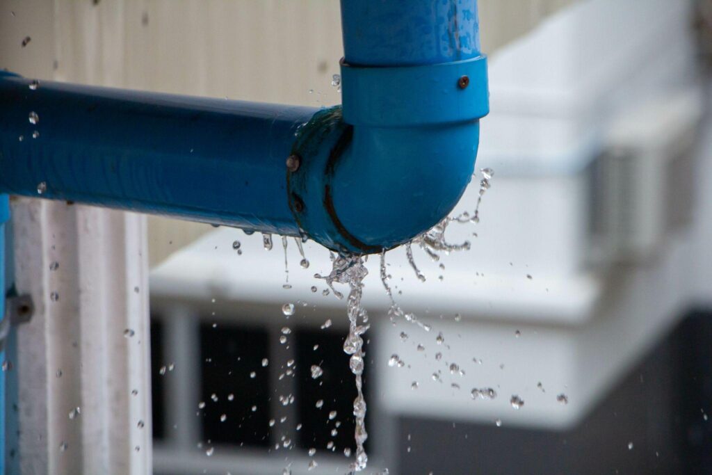 What to Do if a Pipe Bursts - Christiansonco